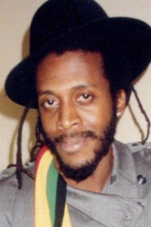 Ini Kamoze: Here Comes the Hotstepper (Vídeo musical) (1994) - FilmAffinity