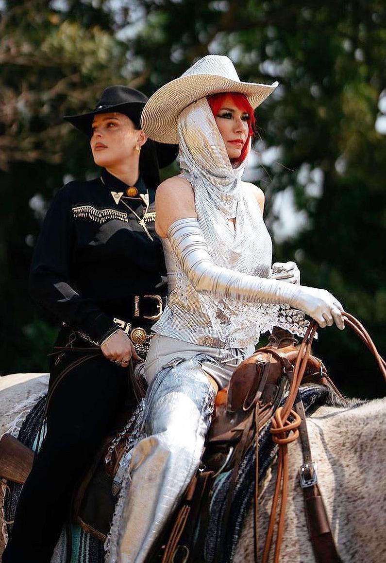 Sección visual de Anne-Marie & Shania Twain: Unhealthy (Vídeo musical ...