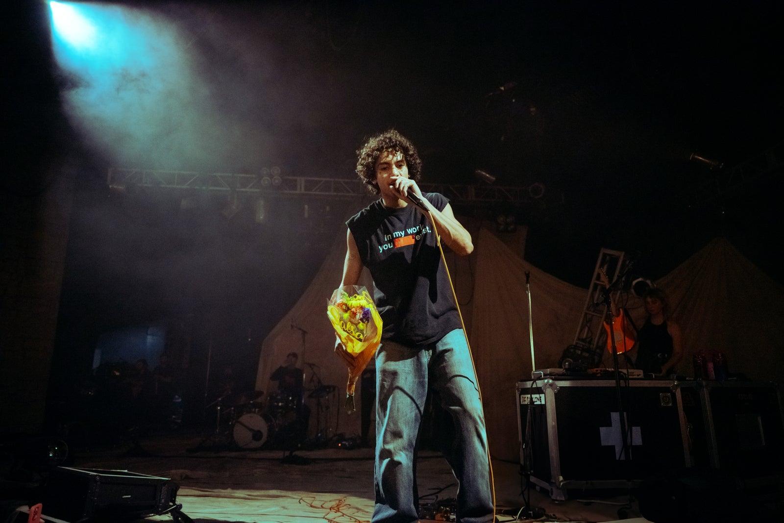 Sección visual de Apple Music Live: Dominic Fike - FilmAffinity