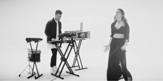 Sección visual de Broods: Mother & Father (Vídeo musical) - FilmAffinity