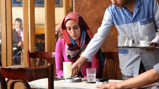 Sección visual de Café Regular, Cairo (C) - FilmAffinity
