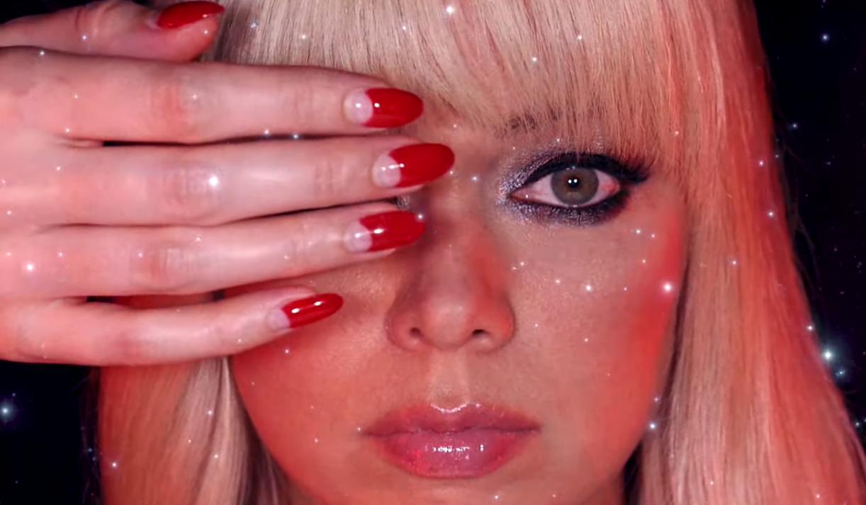 Sección visual de Chromatics: I Want To Be Alone (Vídeo musical ...