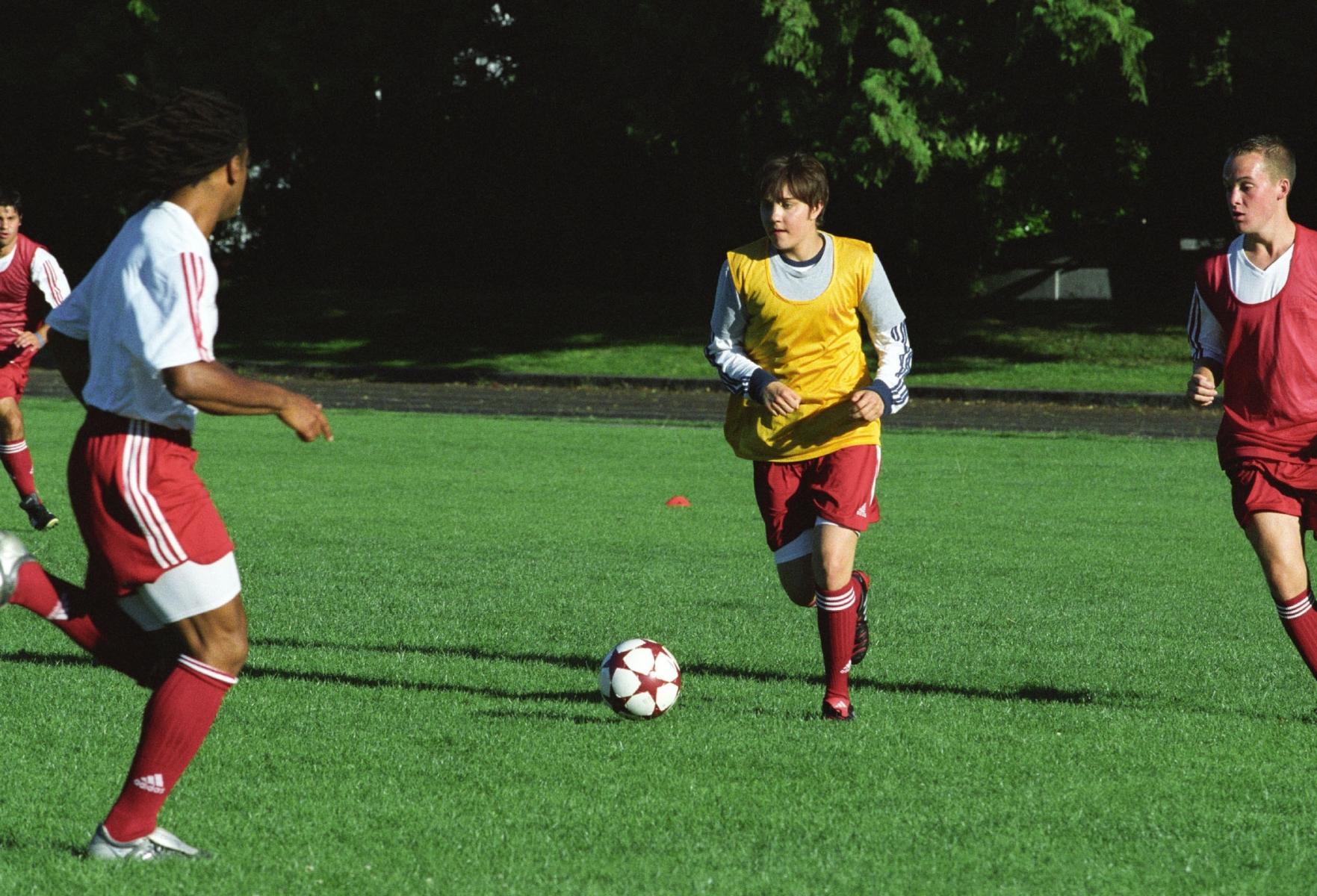 Sección visual de Ella es el chico - FilmAffinity