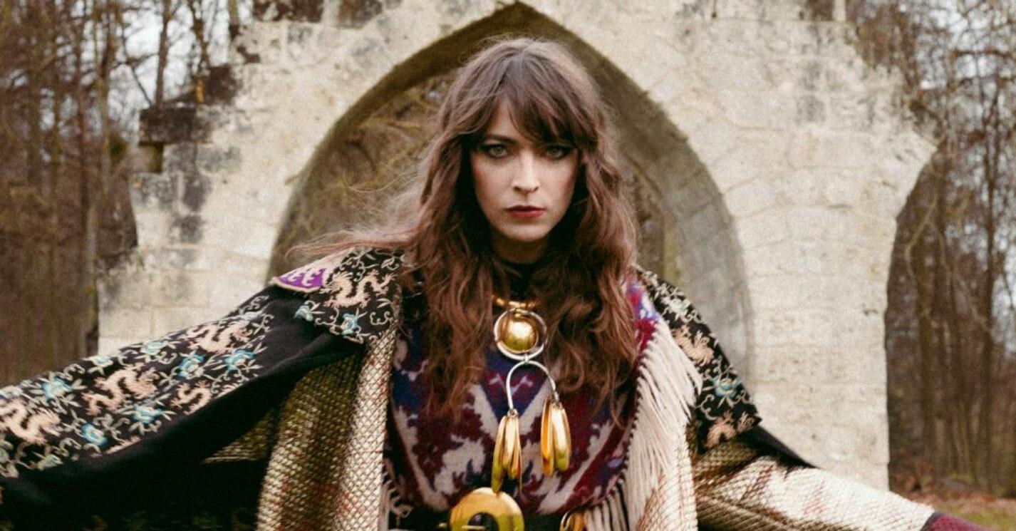 Sección visual de Fishbach: Presque beau (Vídeo musical) - FilmAffinity