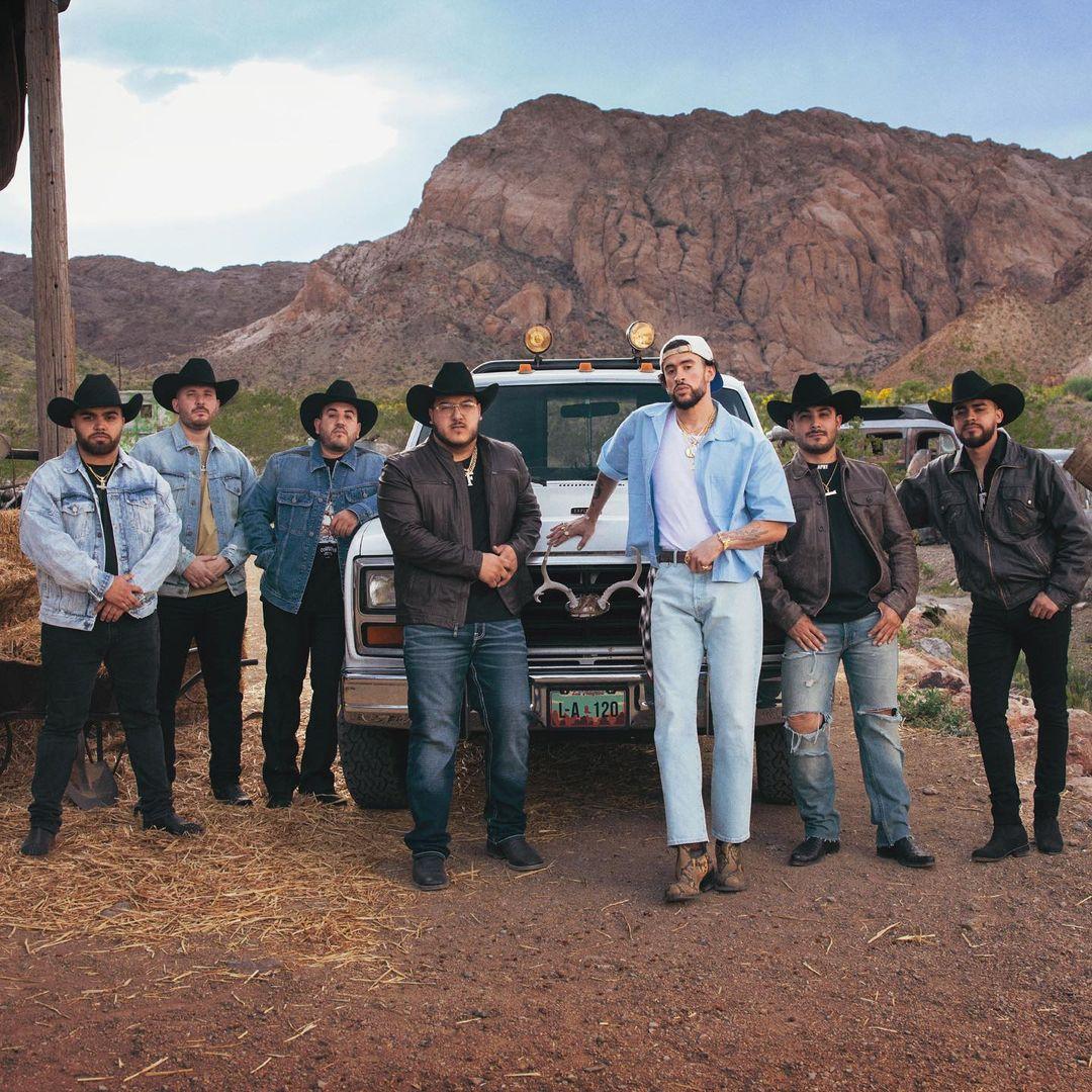 Sección visual de Grupo Frontera x Bad Bunny: Un x100to (Vídeo musical ...