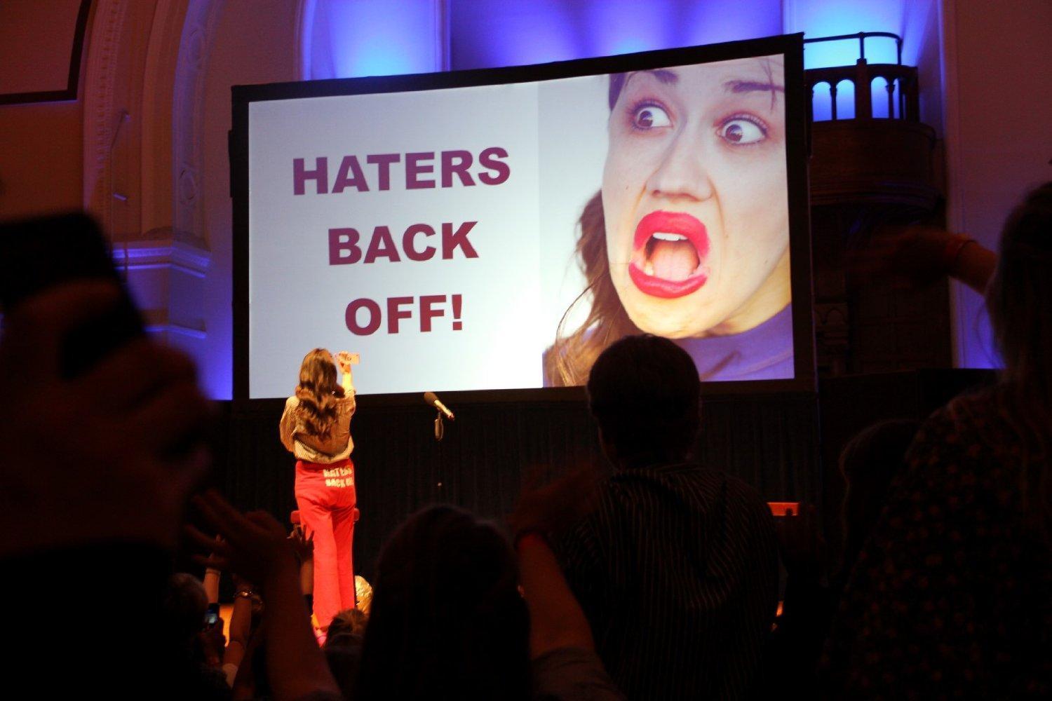 Sección visual de Haters Back Off (Serie de TV) - FilmAffinity