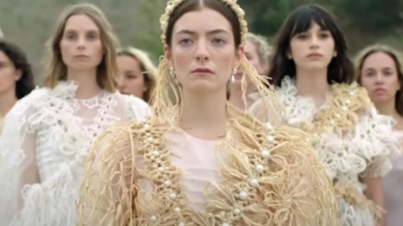 Sección visual de Lorde: Oceanic Feeling (Vídeo musical) - FilmAffinity