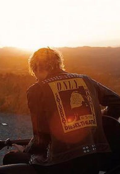 Sección visual de Machine Gun Kelly: Bloody Valentine Acoustic (Vídeo ...