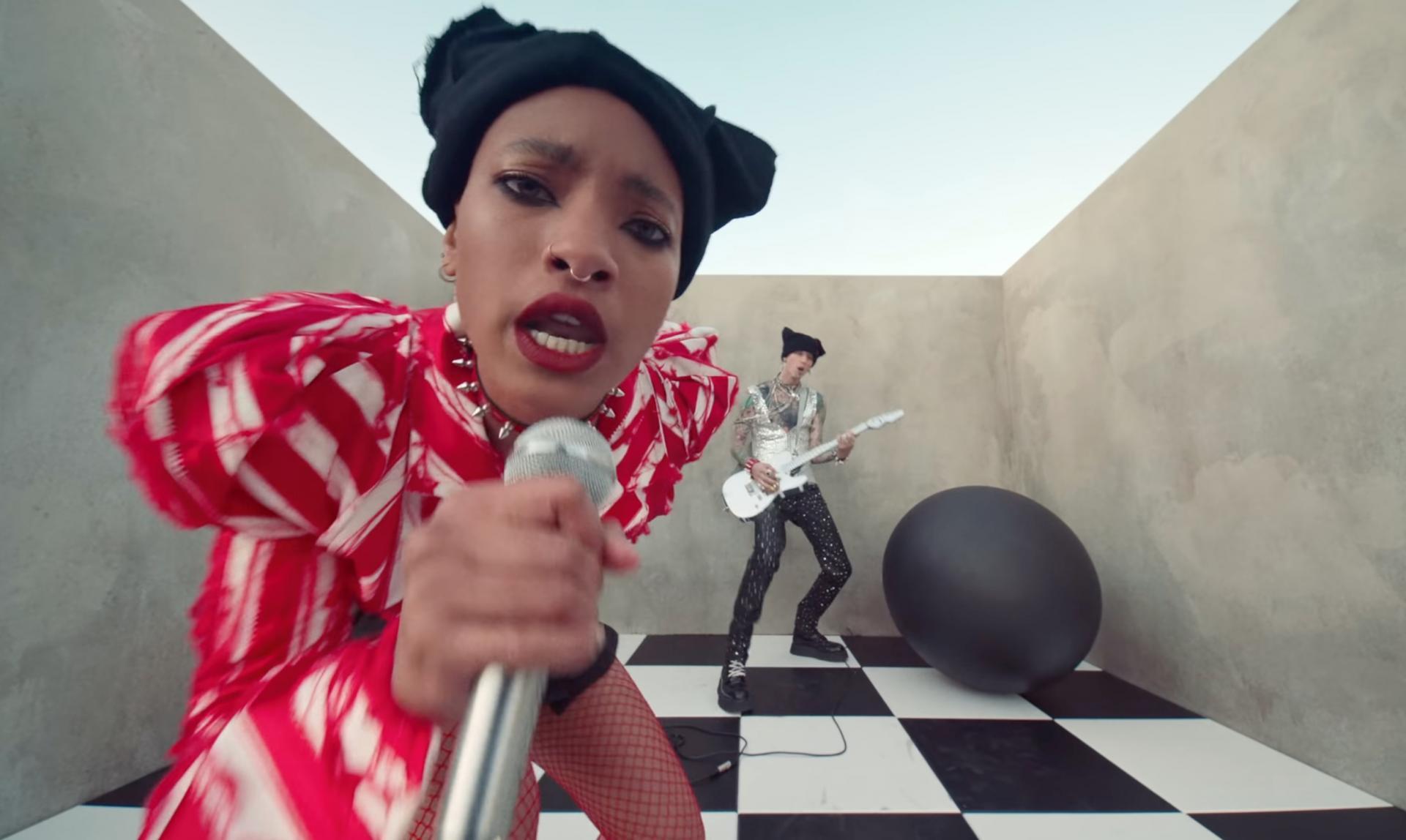 Sección visual de Machine Gun Kelly & Willow: Emo Girl (Vídeo musical ...