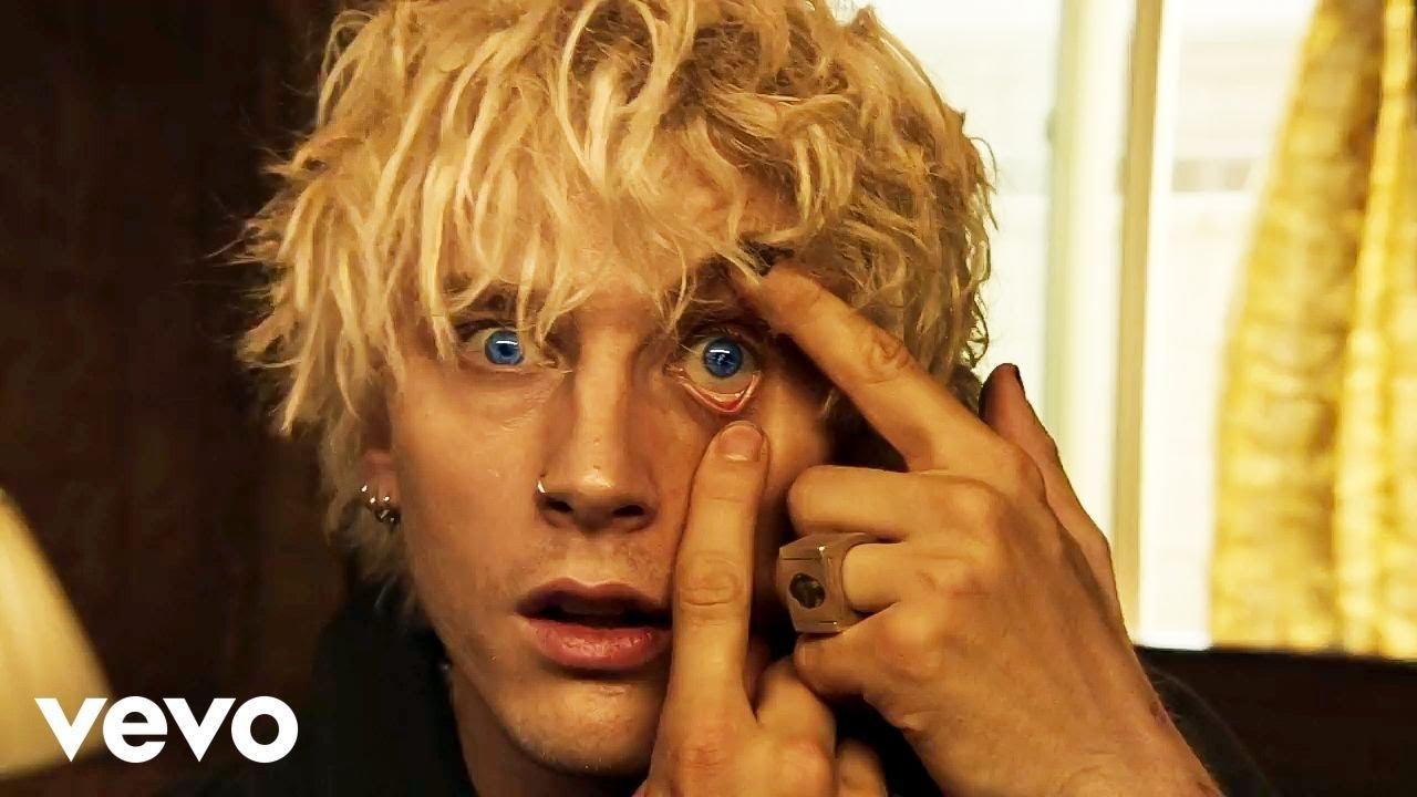 Sección visual de Machine Gun Kelly feat. Halsey: Forget Me Too (Vídeo ...