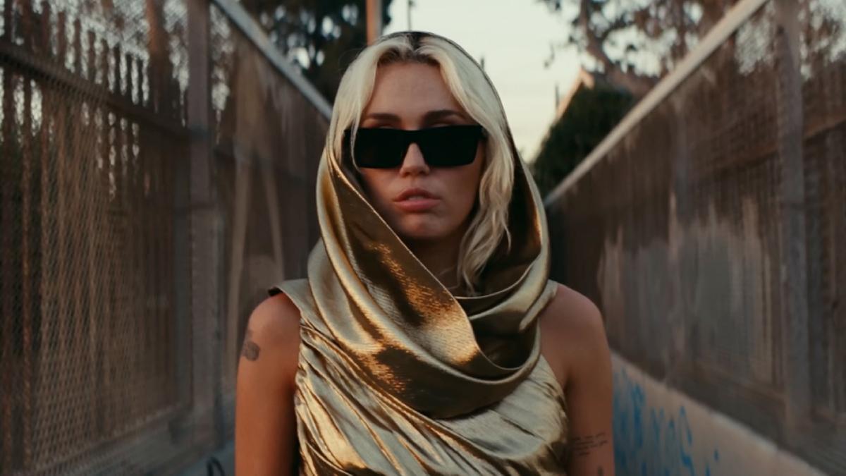 Image gallery for Miley Cyrus: Flowers (Music Video) - FilmAffinity
