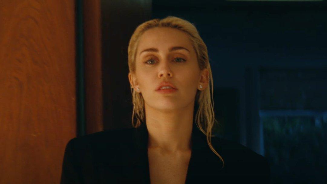 Image gallery for Miley Cyrus: Flowers (Music Video) - FilmAffinity