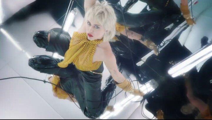 Image gallery for Miley Cyrus: Midnight Sky (Music Video) - FilmAffinity