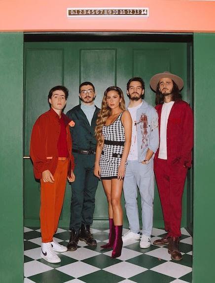 Sección visual de Morat & Cami: Simplemente pasan (Vídeo musical) - FilmAffinity