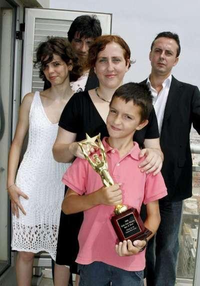 Sección visual de Myna se va - FilmAffinity