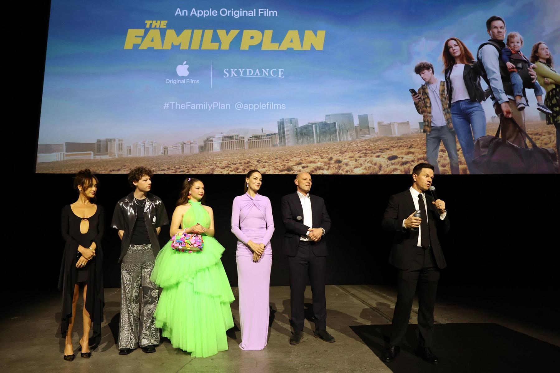 Sección visual de Plan en familia - FilmAffinity
