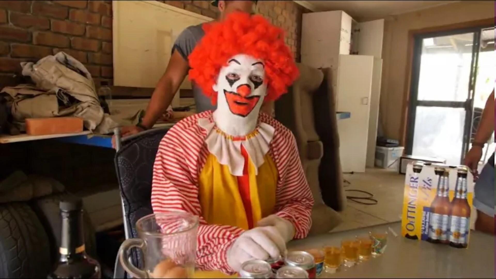 Sección visual de Ronald McDonald's EXTREME NEKNOMINATE! (C) - FilmAffinity