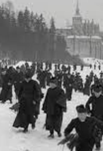 Sección visual de Stella Artois: Ice Skating Priests (C) - FilmAffinity
