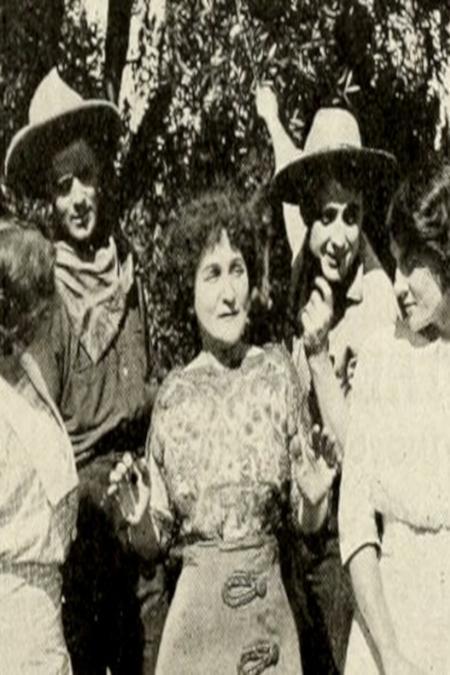 Image gallery for The Distant Relative (S) - FilmAffinity