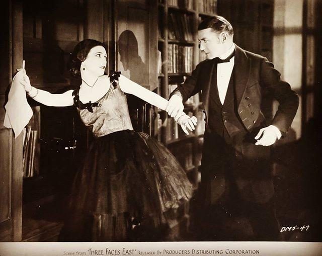 Sección visual de Three Faces East - FilmAffinity