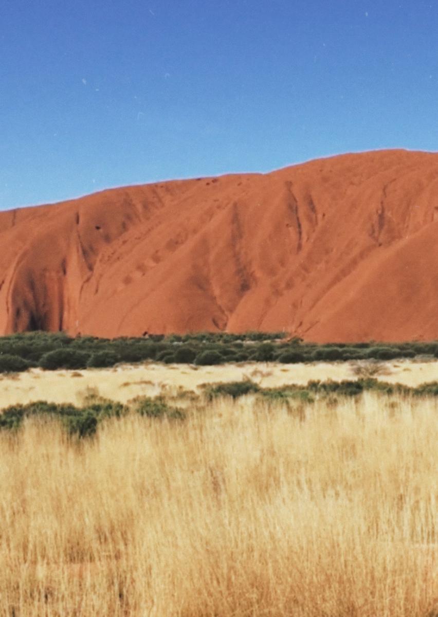 Sección visual de Uluru (C) - FilmAffinity