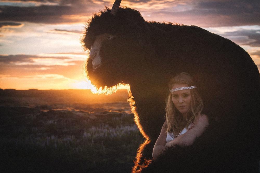 Sección visual de Zara Larsson feat. MNEK: Never Forget You (Vídeo ...