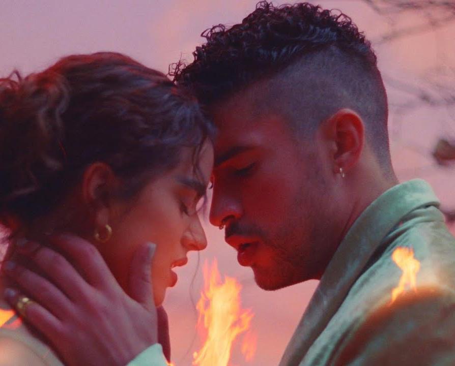 Sección visual de Bad Bunny & Rosalía: La noche de anoche (Vídeo ...