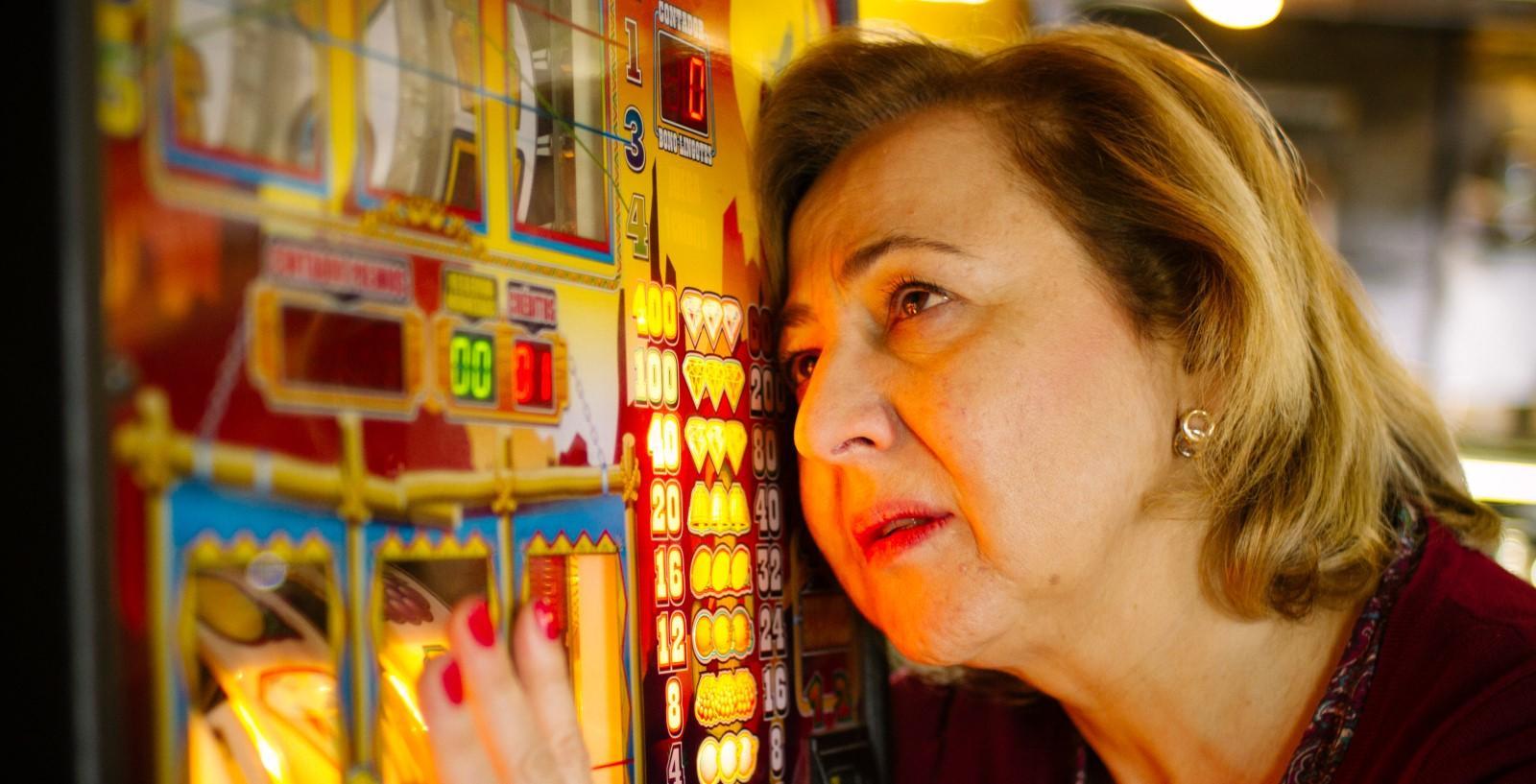 Sección visual de El bar - FilmAffinity