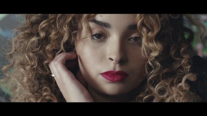 Sección visual de Ella Eyre: Deeper (Vídeo musical) - FilmAffinity