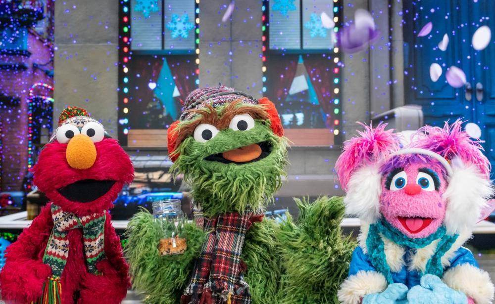 Image gallery for Elmo and Mark Rober's Merry Giftmas - FilmAffinity