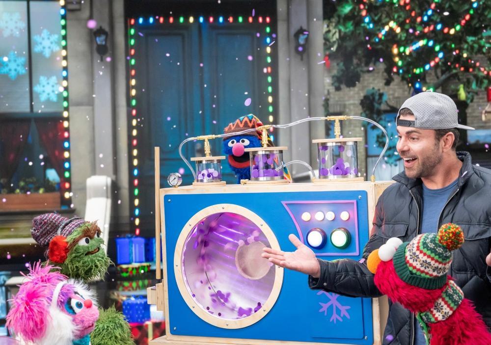 Sección visual de Elmo and Mark Rober's Merry Giftmas - FilmAffinity
