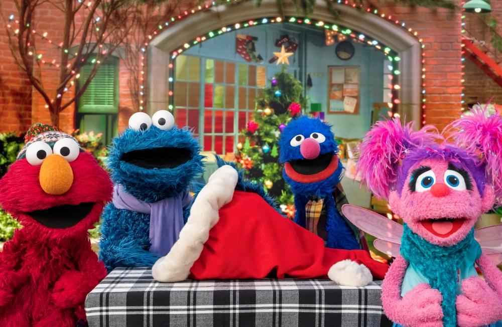 Image gallery for Elmo and Mark Rober's Merry Giftmas - FilmAffinity