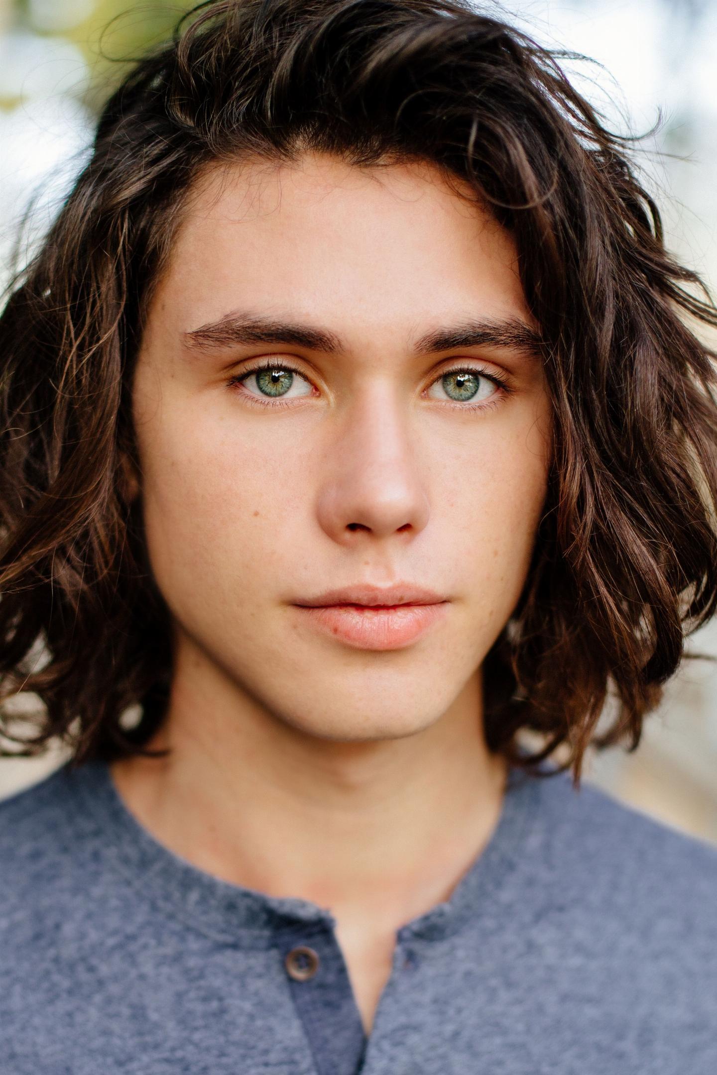 Finn Roberts - FilmAffinity