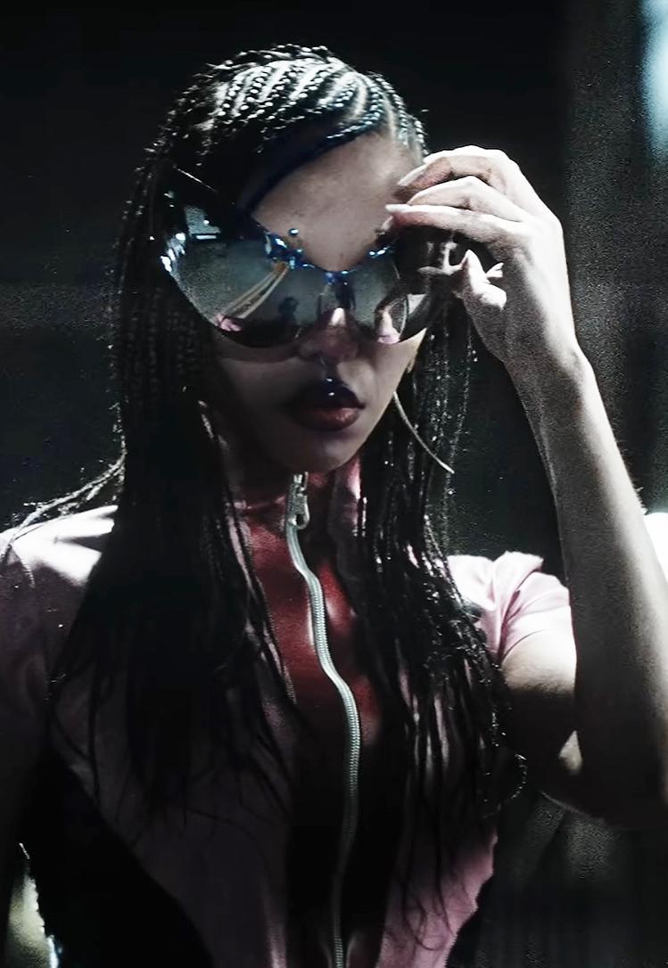 Sección visual de FKA twigs - Predictable Girl (Vídeo musical ...