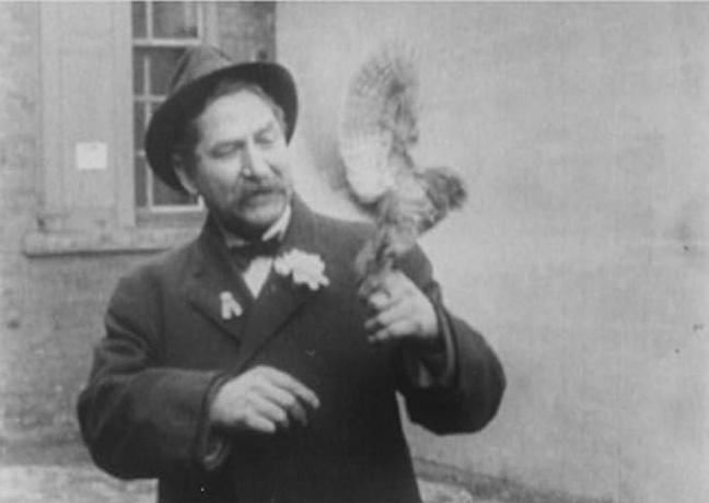 Fred Ott Holding a Bird (C) (1894) - FilmAffinity