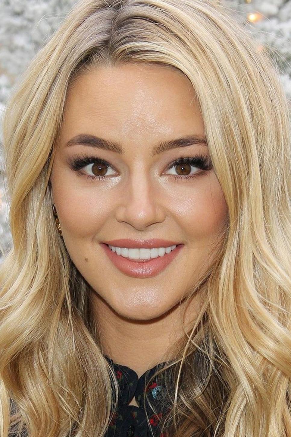 Hassie Harrison - FilmAffinity