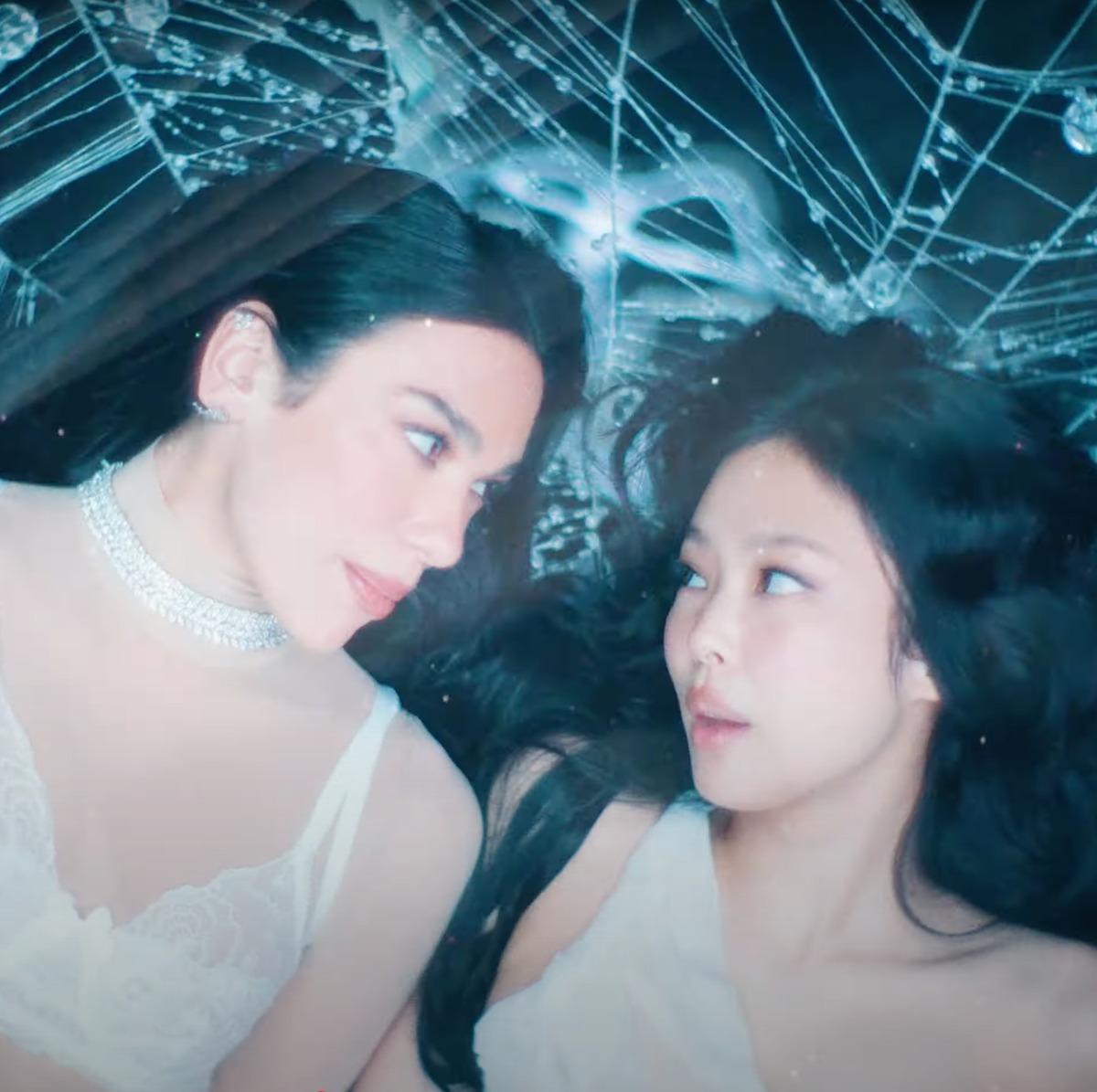 Sección visual de Jennie & Dua Lipa: Handlebars (Vídeo musical) - FilmAffinity