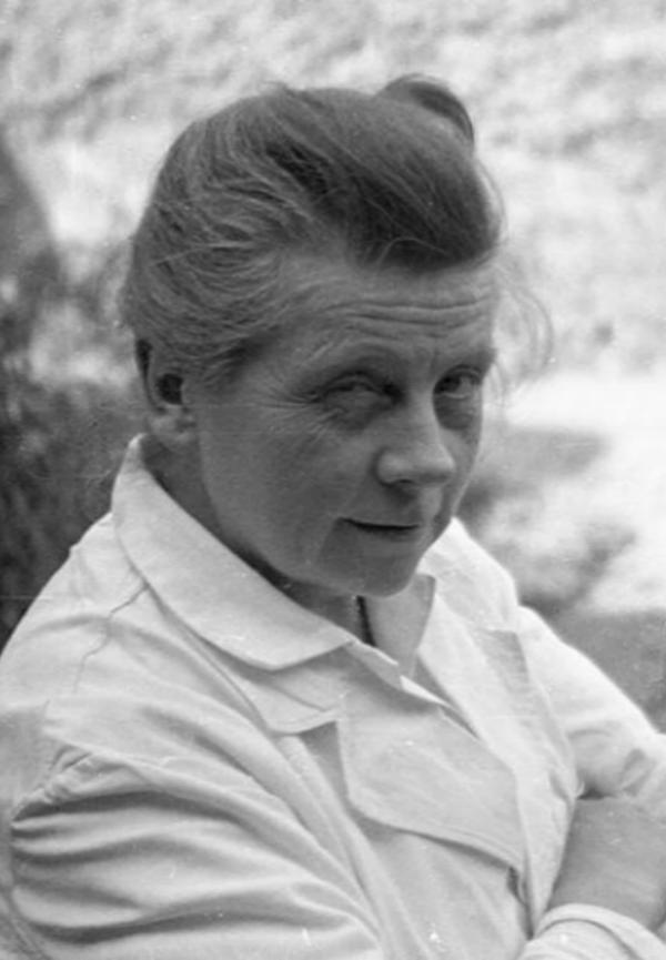 Las imágenes de la señorita Devos (2022) - FilmAffinity