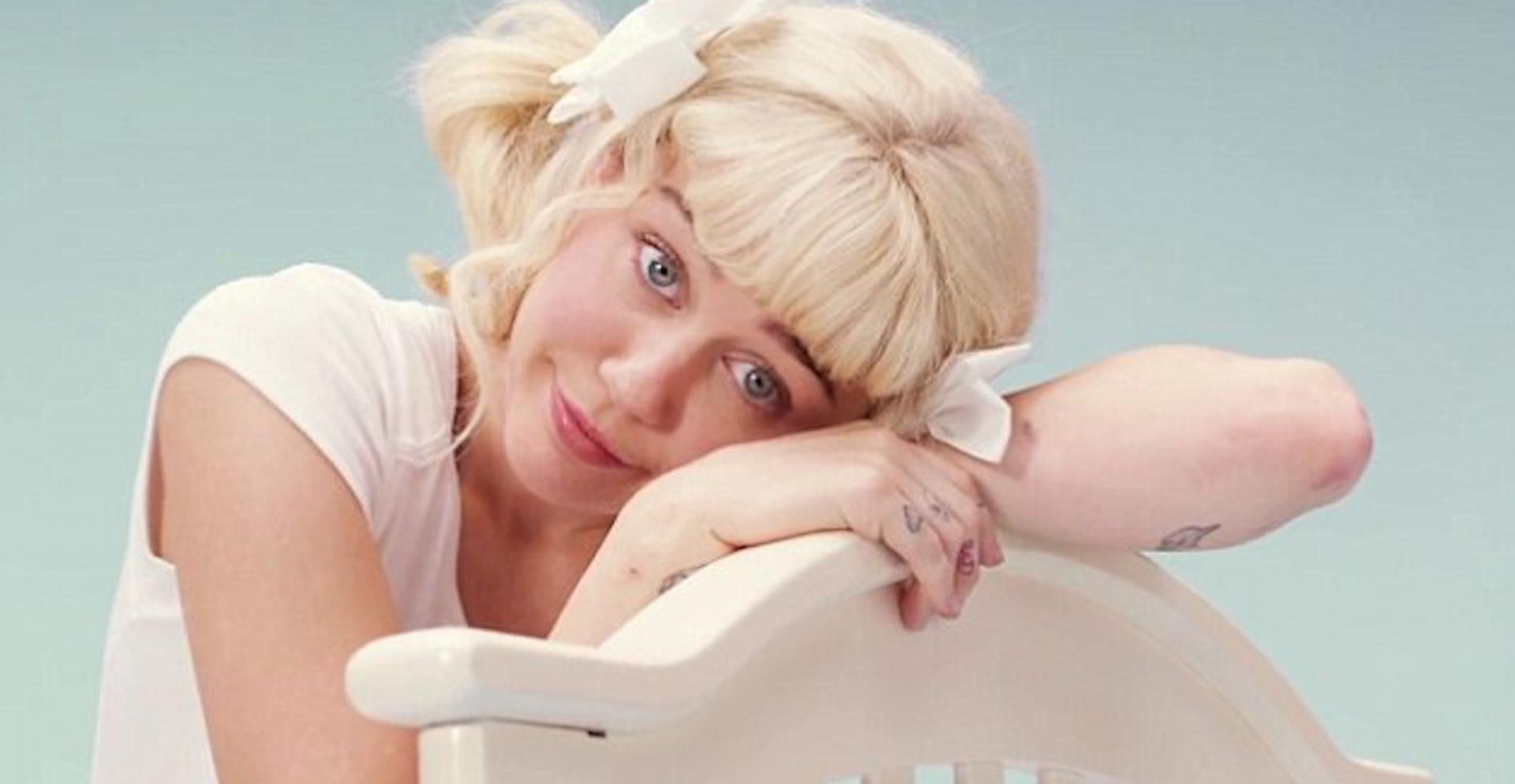 Sección visual de Miley Cyrus: BB Talk (Vídeo musical) - FilmAffinity