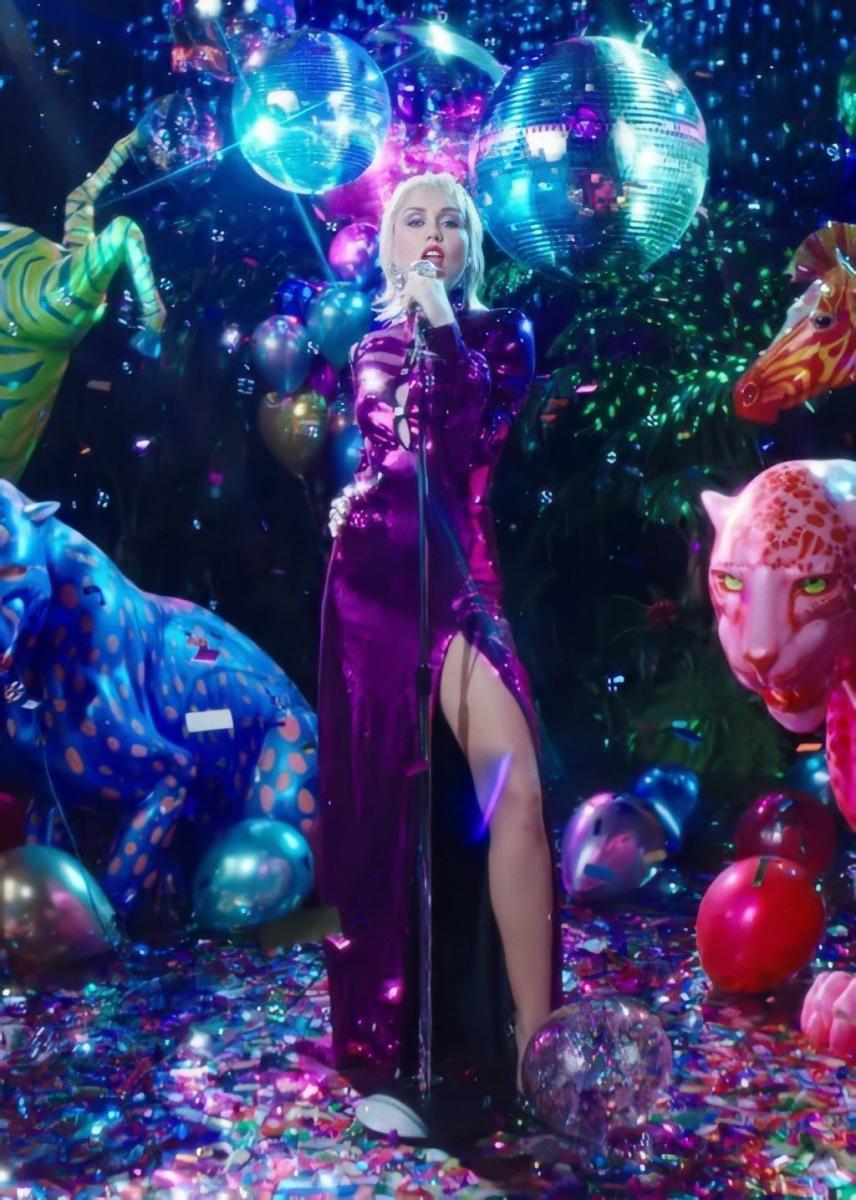 Sección visual de Miley Cyrus: Midnight Sky (Vídeo musical) - FilmAffinity