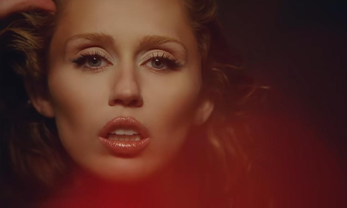 Image gallery for Miley Cyrus: Something Beautiful (Music Video) - FilmAffinity