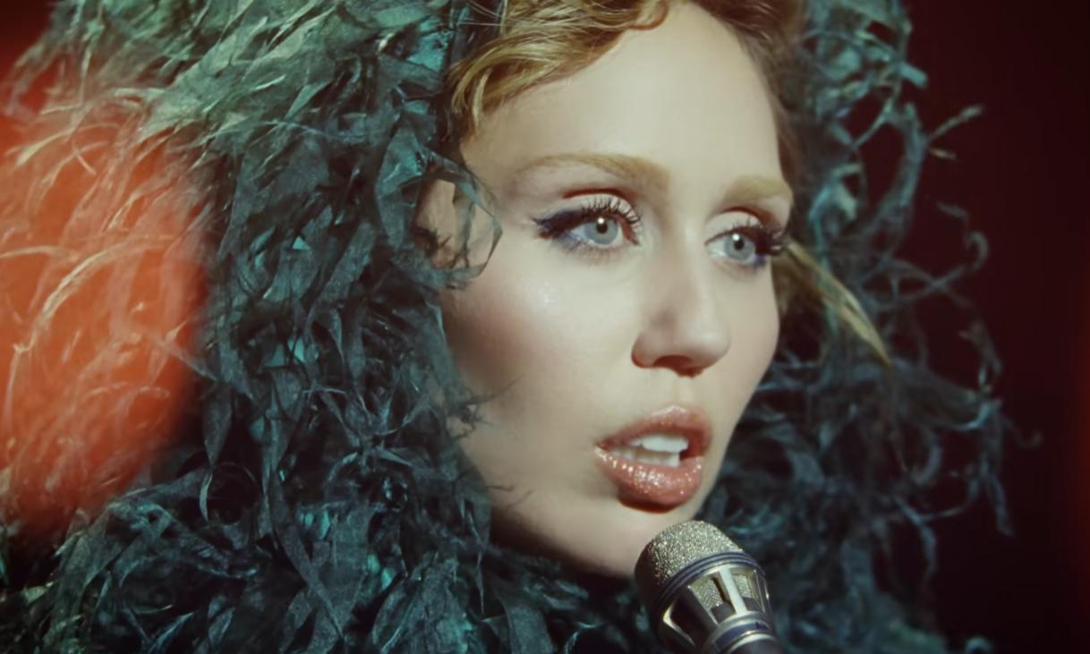 Image gallery for Miley Cyrus: Something Beautiful (Music Video) - FilmAffinity