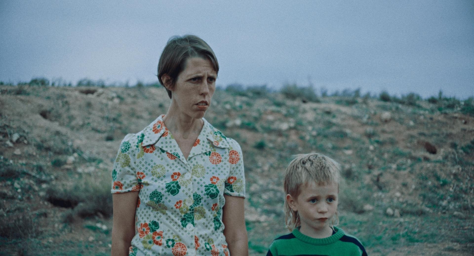 Sección visual de Nadie ladra (C) - FilmAffinity