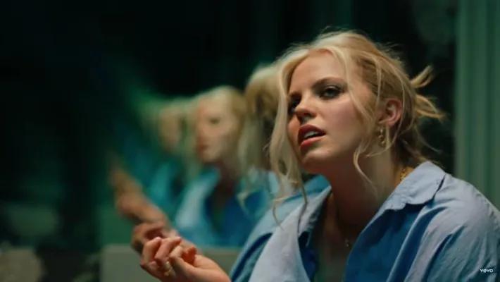 Sección visual de Reneé Rapp: Tattoos (Vídeo musical) - FilmAffinity