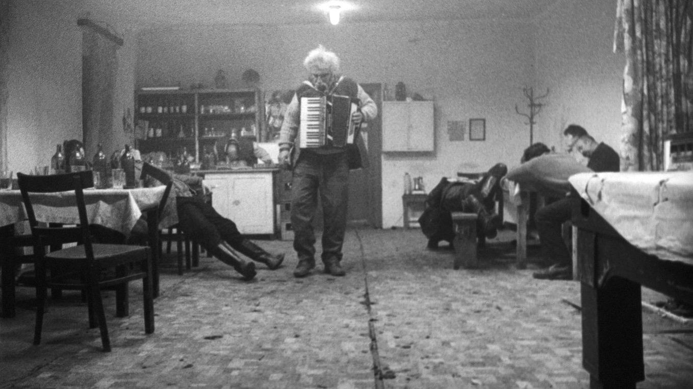 Image gallery for Sátántangó - FilmAffinity