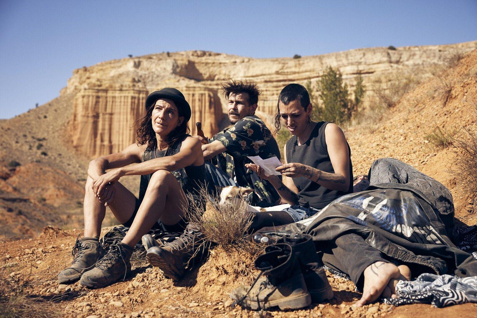 Sección visual de Sirat. Trance en el desierto - FilmAffinity
