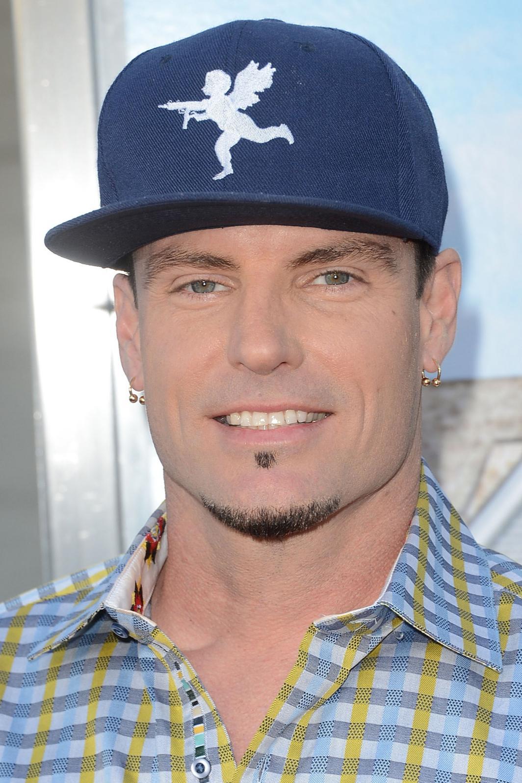 Full credits of "The Wrong Missy " - FilmAffinity